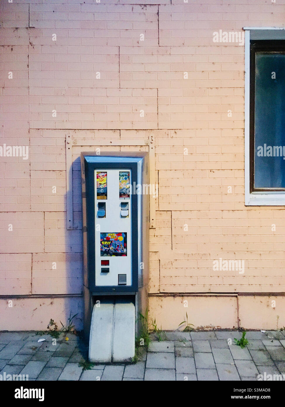 Chewing gum machine hi-res stock photography and images - Alamy