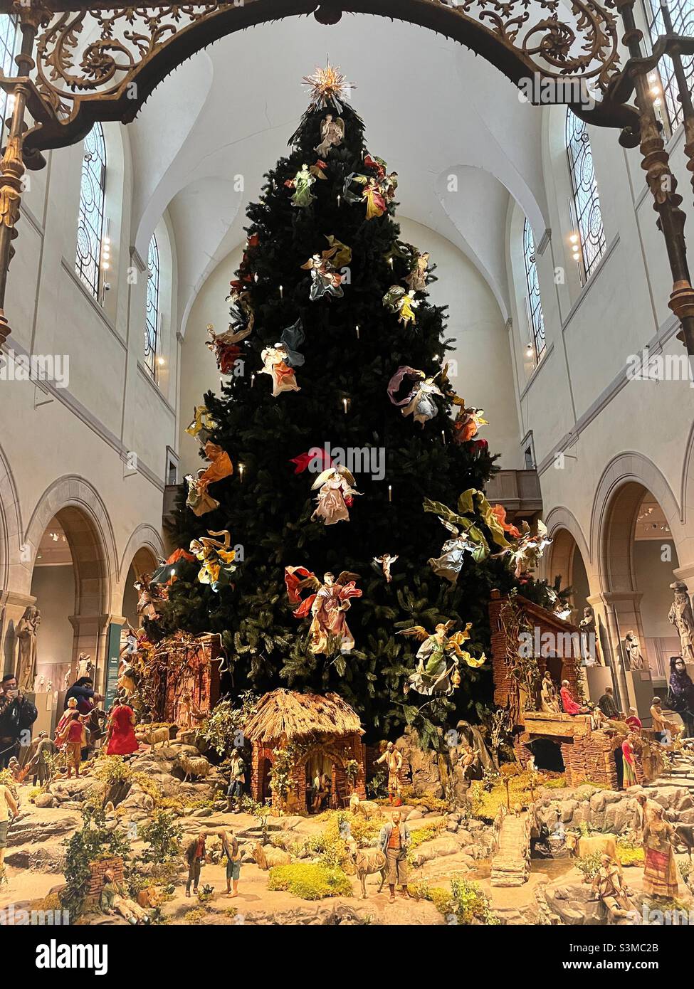 The Christmas tree in medieval sculpture Hall, the Metropolitan Museum ...