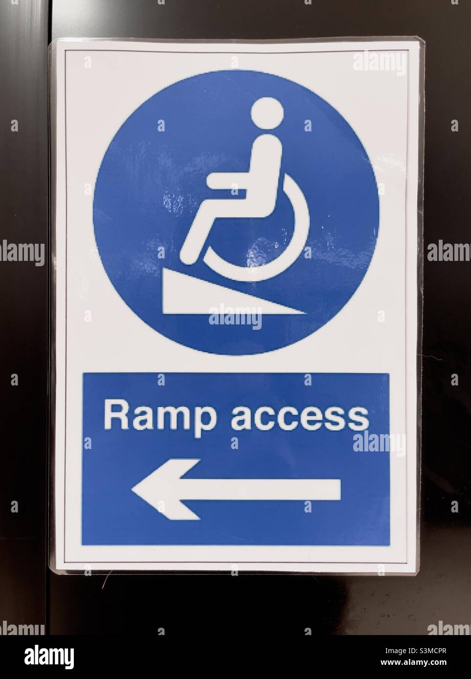 Wheelchair ramp sign hi-res stock photography and images - Alamy