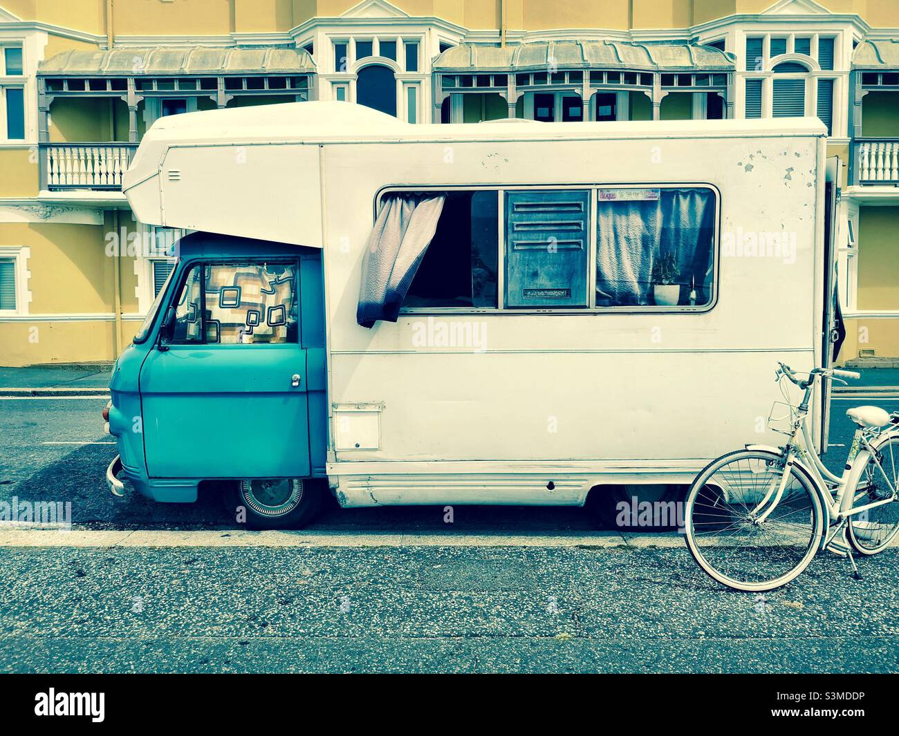 Vintage camper van hi-res stock photography and images - Alamy