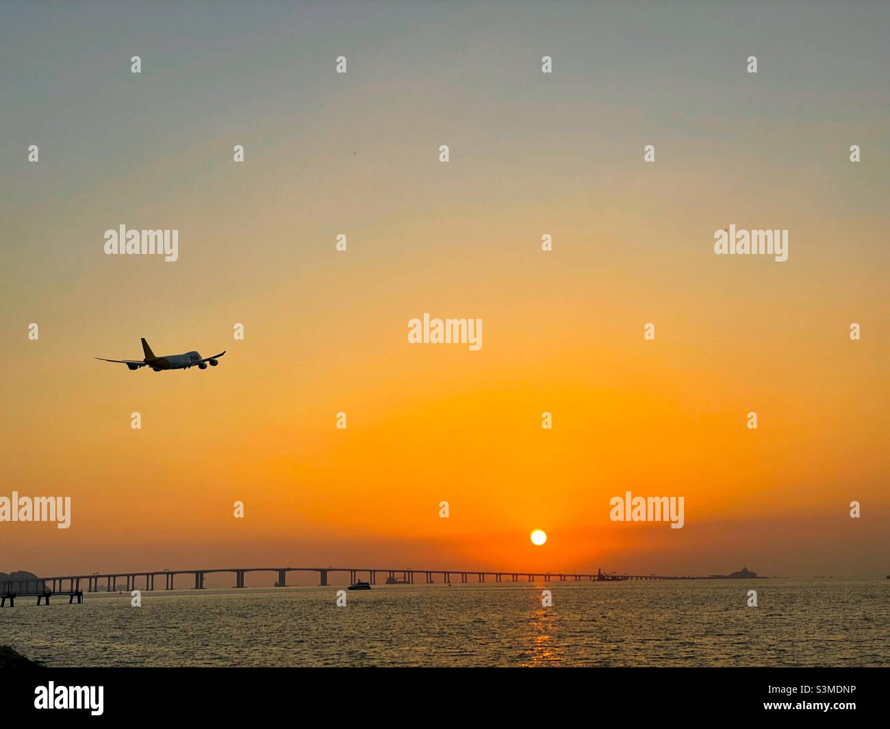 Boeing 747 takeoff hi-res stock photography and images - Alamy