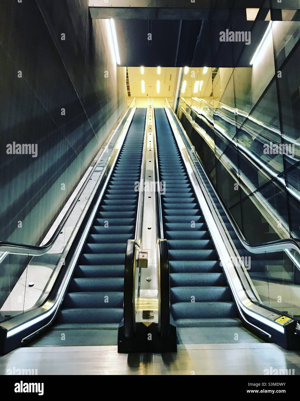 Escalator lighting hi-res stock photography and images - Alamy