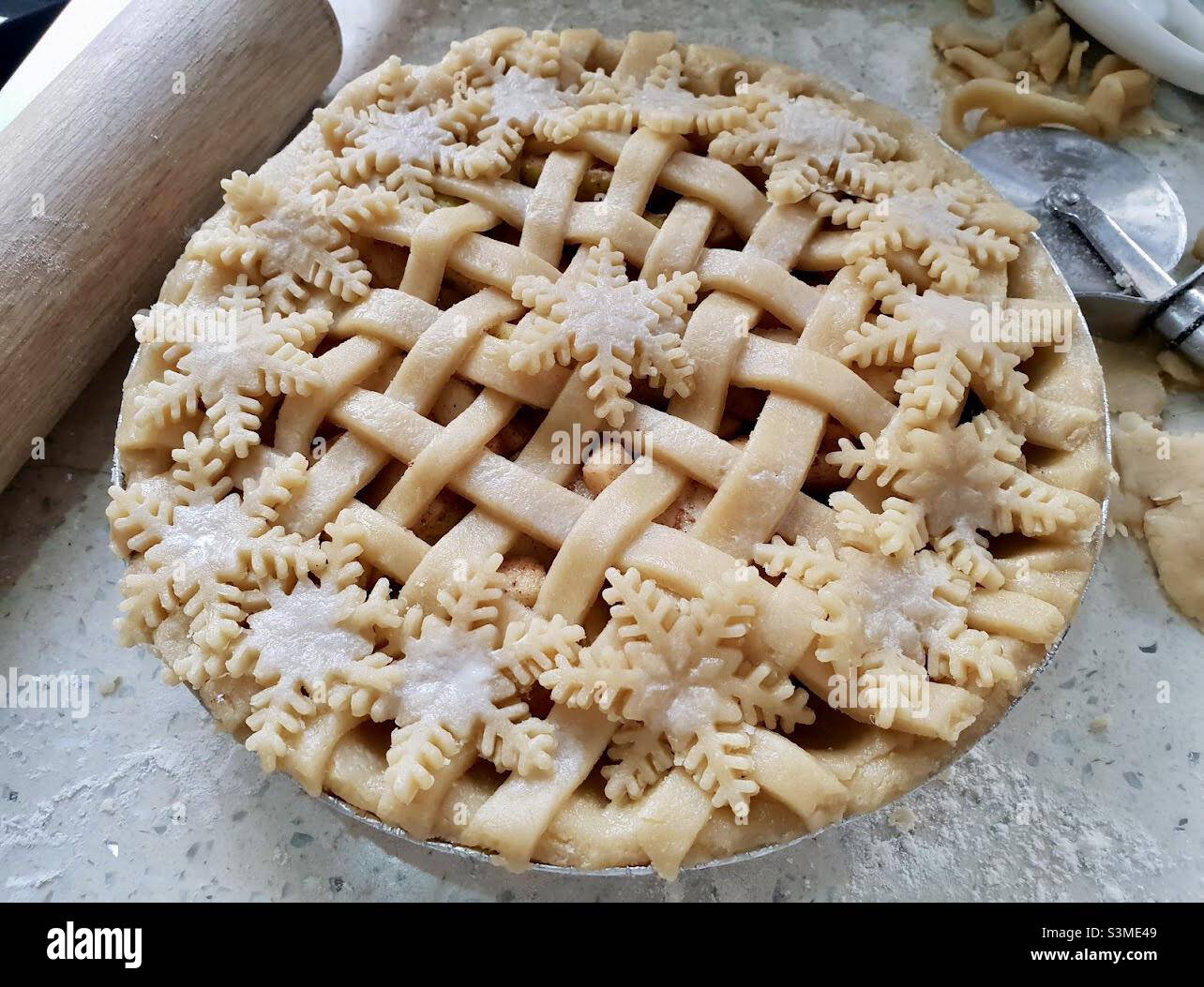 Lattice decorated apple pie hi-res stock photography and images - Alamy