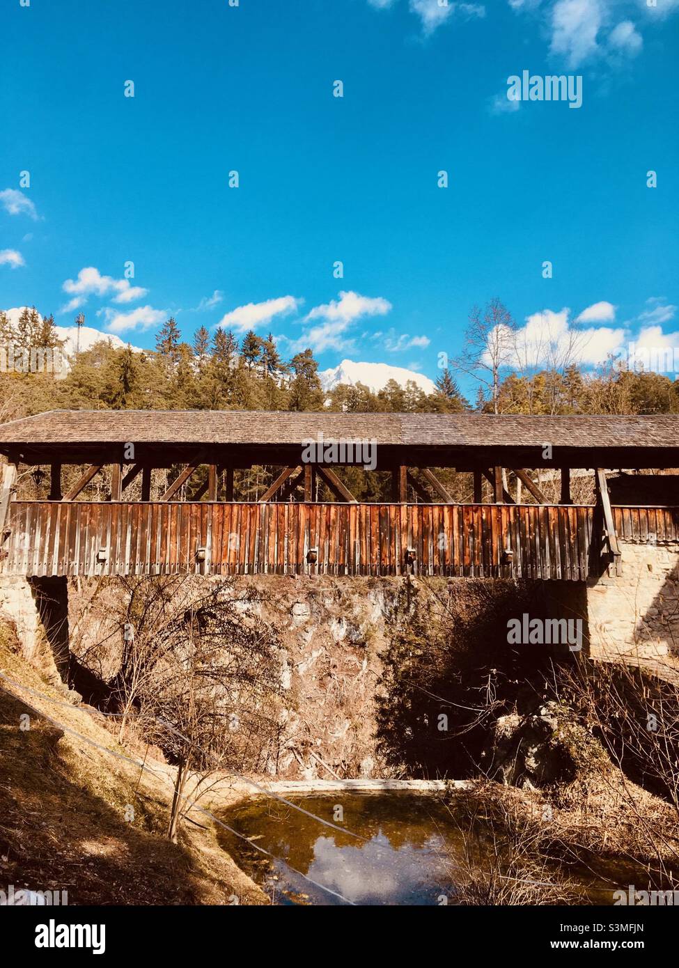 Bridge with roof hi-res stock photography and images - Alamy