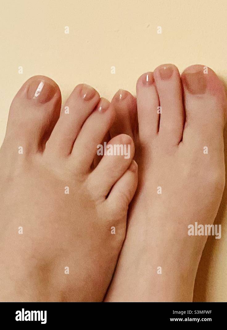 Feet crossed hi-res stock photography and images - Alamy