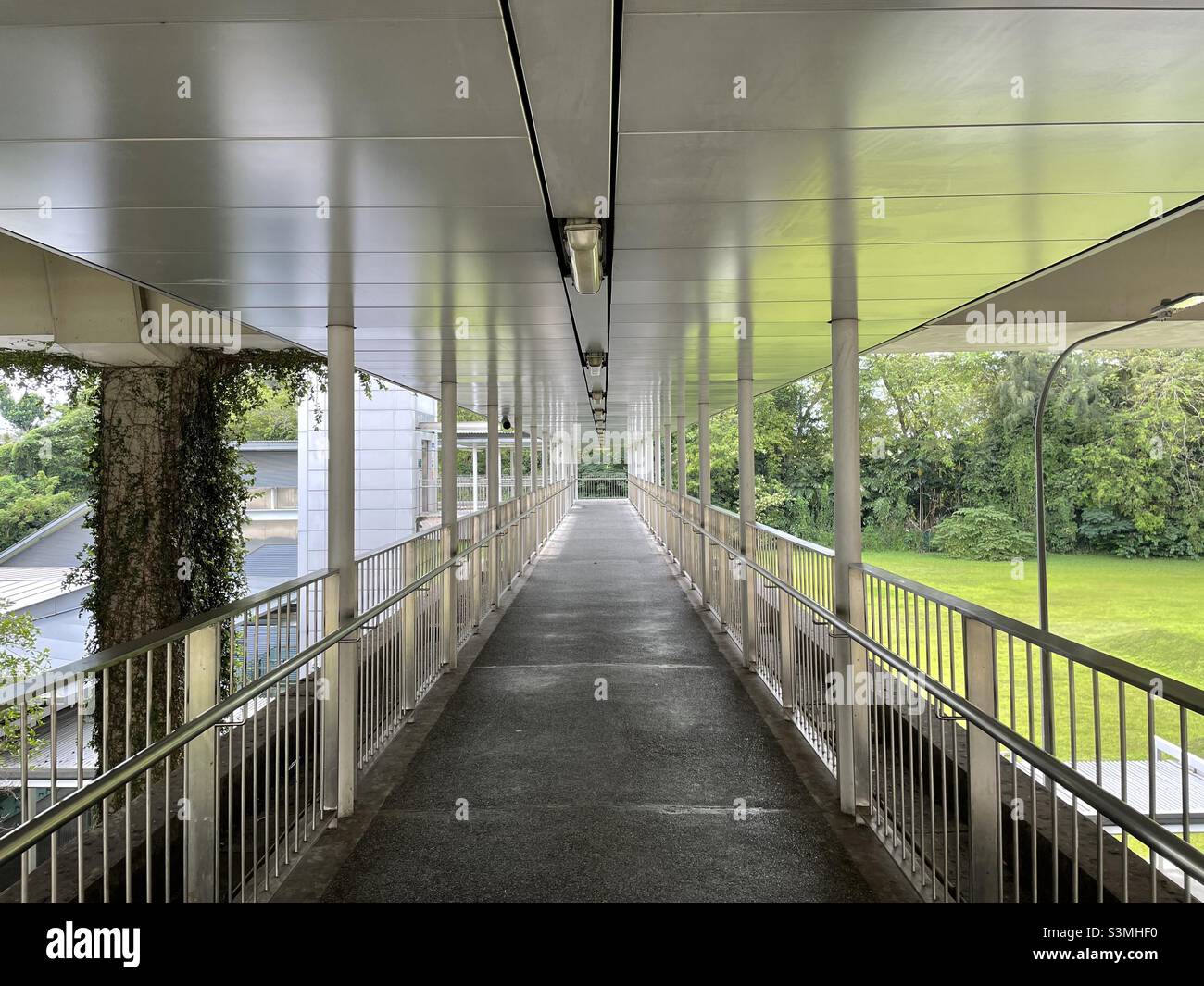 Overheard bridge hi-res stock photography and images - Alamy