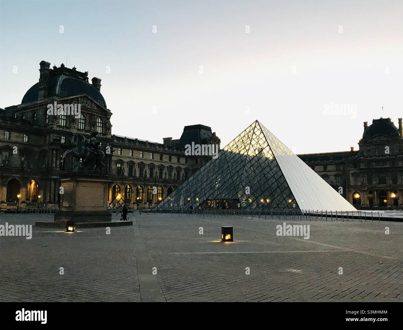 I m pei at louvre pyramid hi-res stock photography and images - Alamy