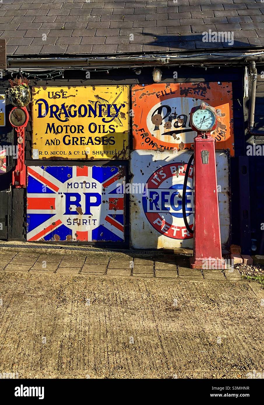 Garage advertising hi-res stock photography and images - Alamy