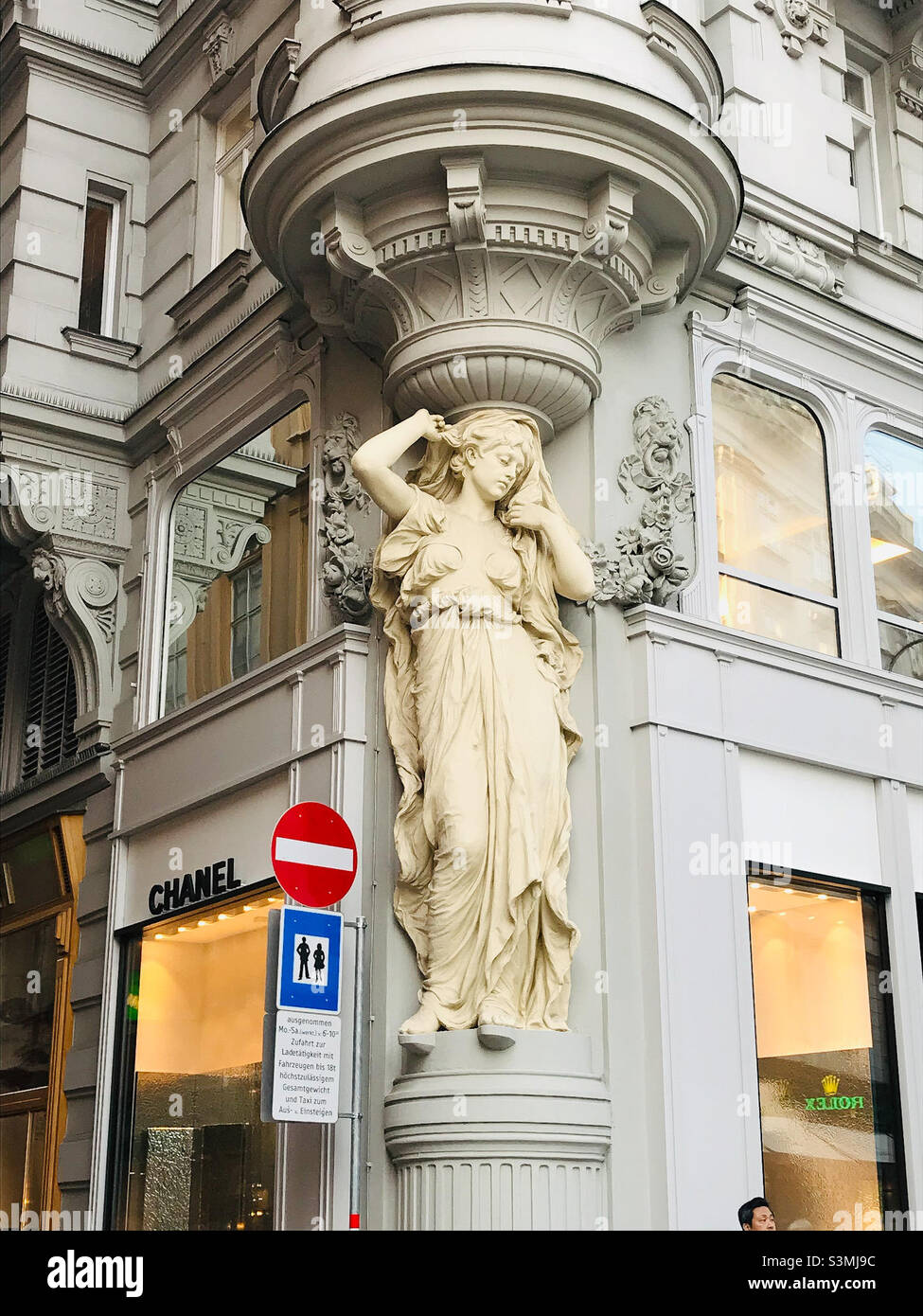 Column statue hi-res stock photography and images - Alamy