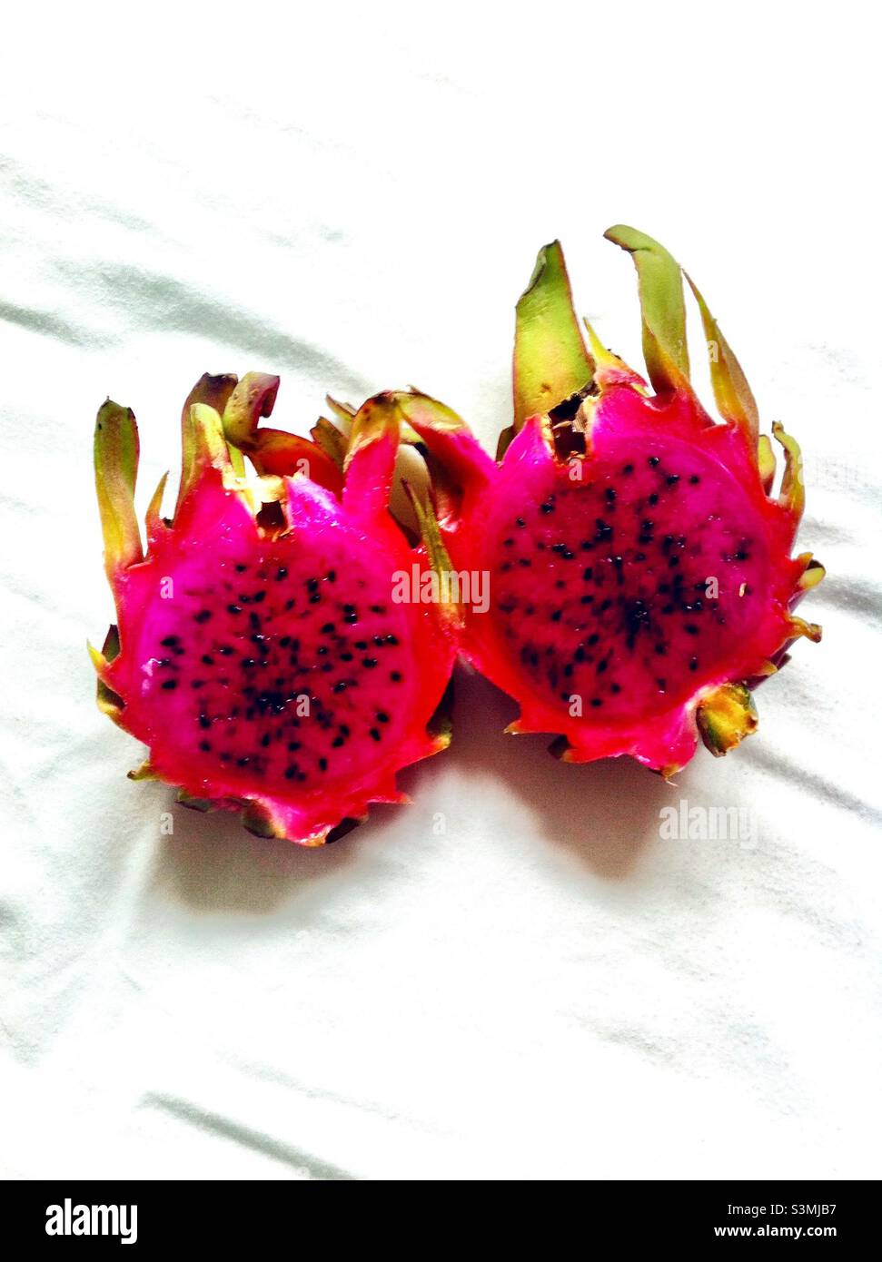 Red flesh dragon fruit hi-res stock photography and images - Alamy