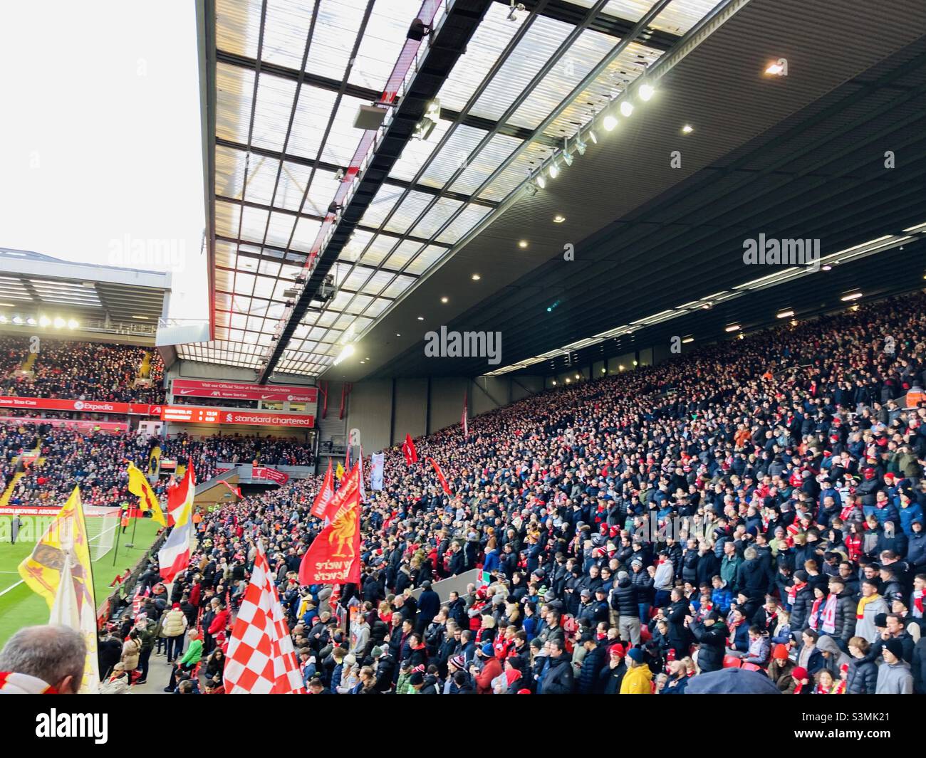 Anfield crowd hi-res stock photography and images - Alamy