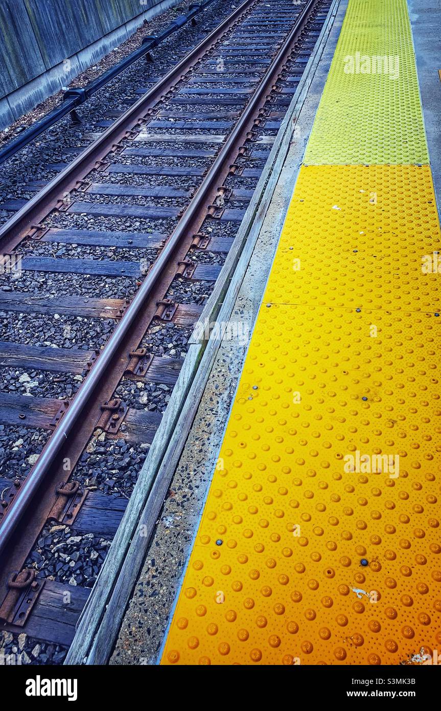 Parallel train tracks hi-res stock photography and images - Alamy