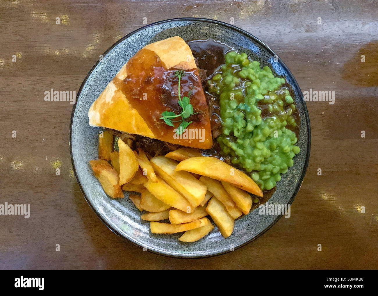 Meat pie chips and mushy peas Stock Photo - Alamy