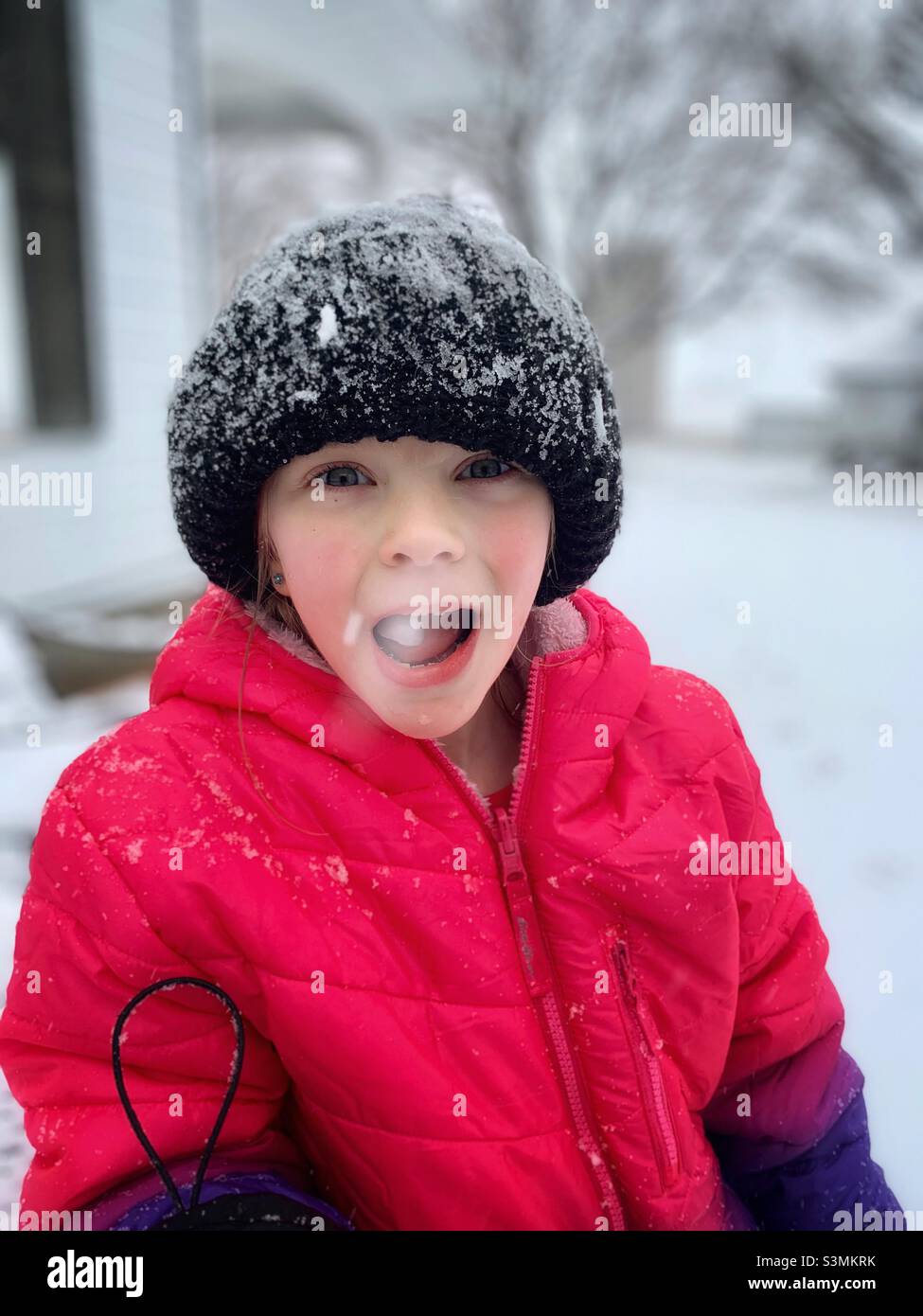 Child playing in snow hi-res stock photography and images - Alamy