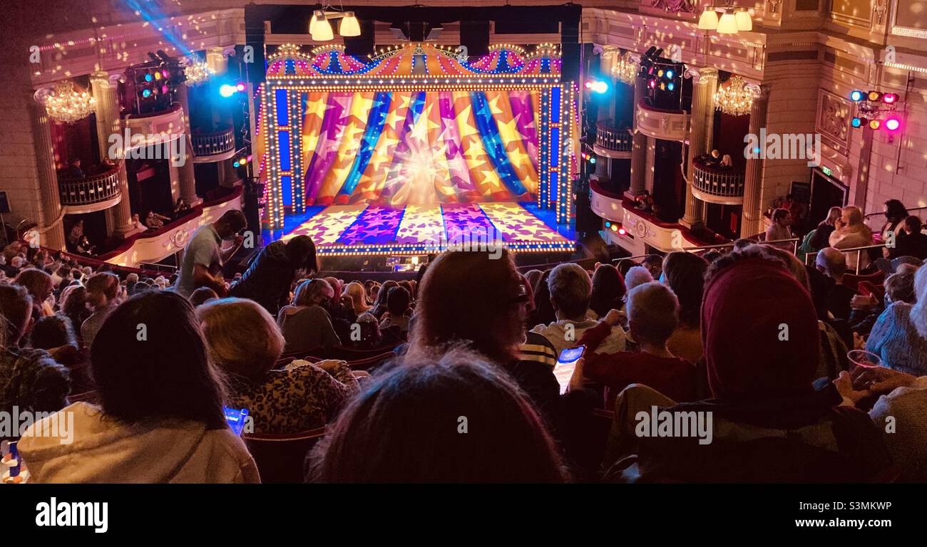 Pantomime stage hi-res stock photography and images - Alamy