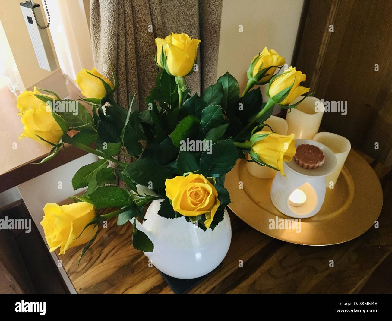 White roses yellow roses hi-res stock photography and images - Alamy