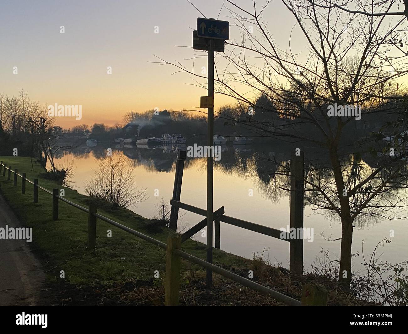 Laleham river thames hi-res stock photography and images - Alamy
