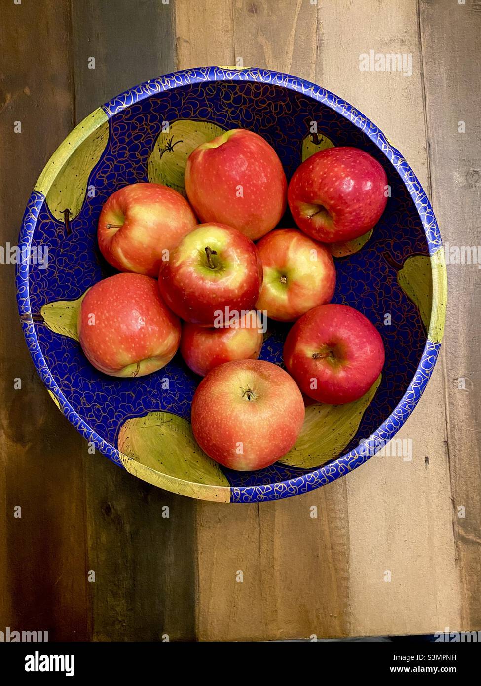 Overview of a bowl of Rome Apples Stock Photo - Alamy
