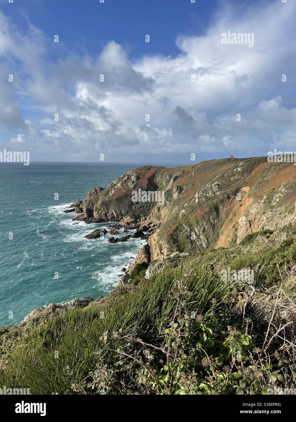 Rough rocky cliffs hi-res stock photography and images - Alamy