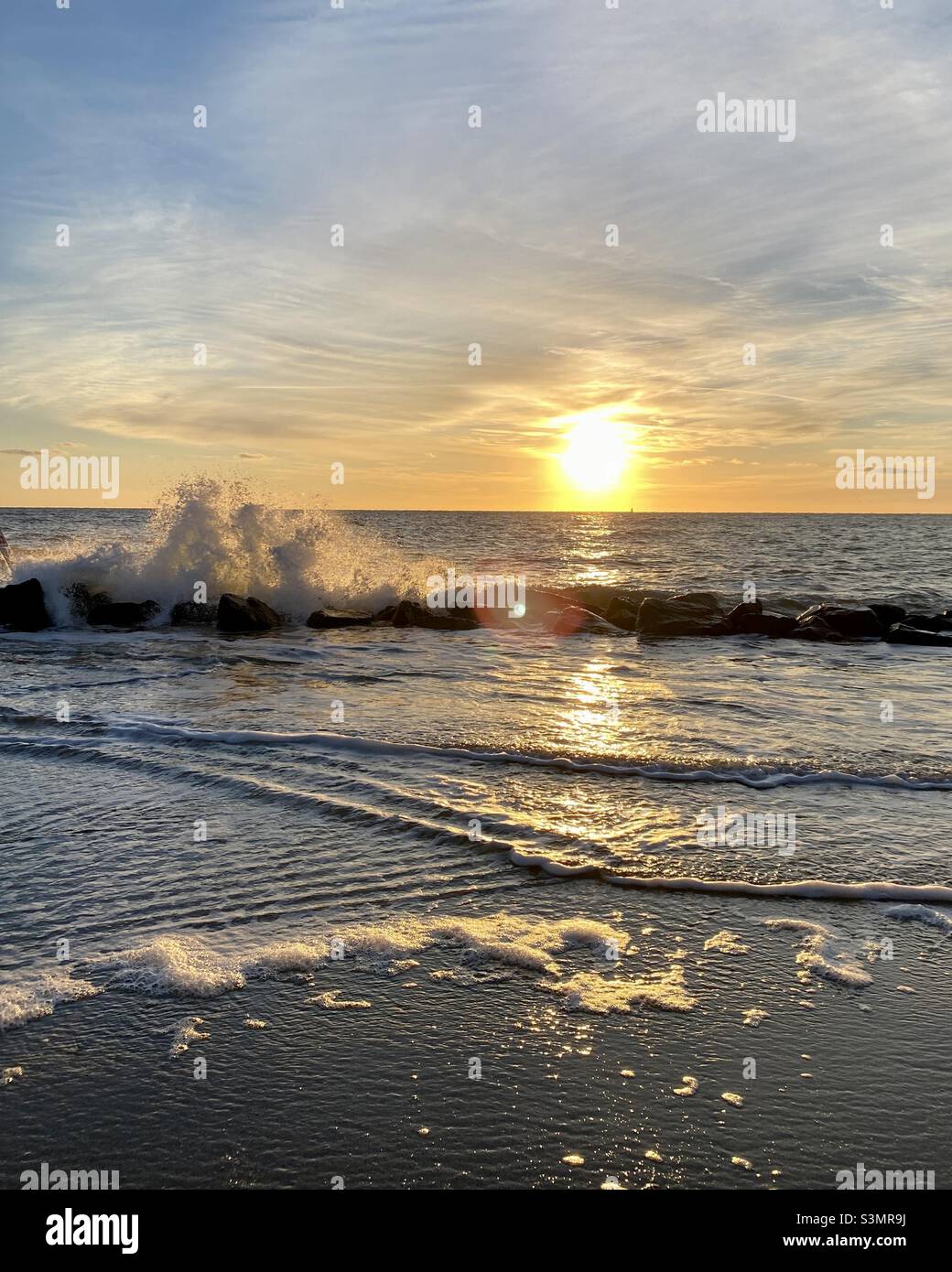 Ocean wave sunrise hi-res stock photography and images - Alamy
