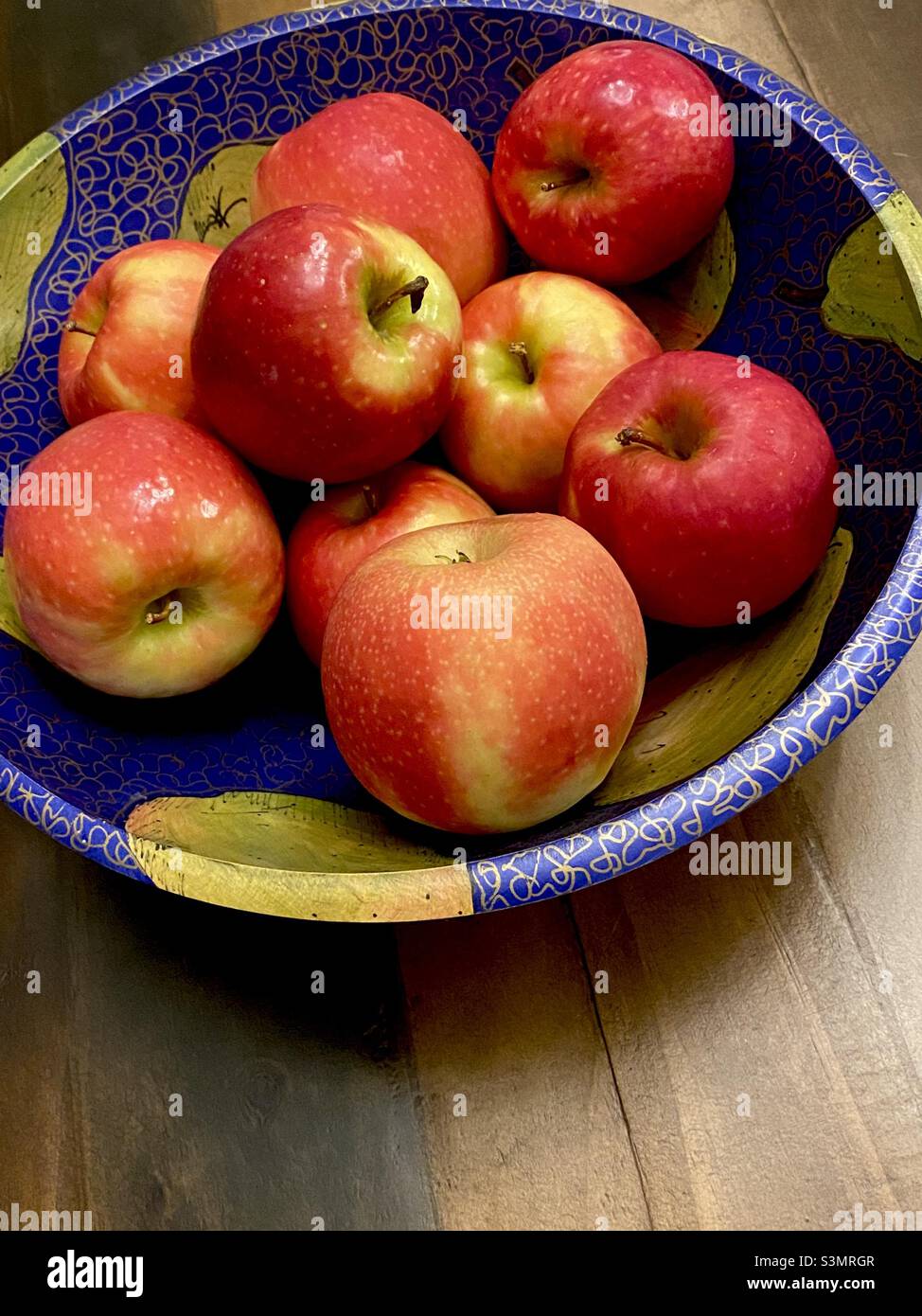 Table top how much of 9 fresh Rome apples in a bowl Stock Photo - Alamy