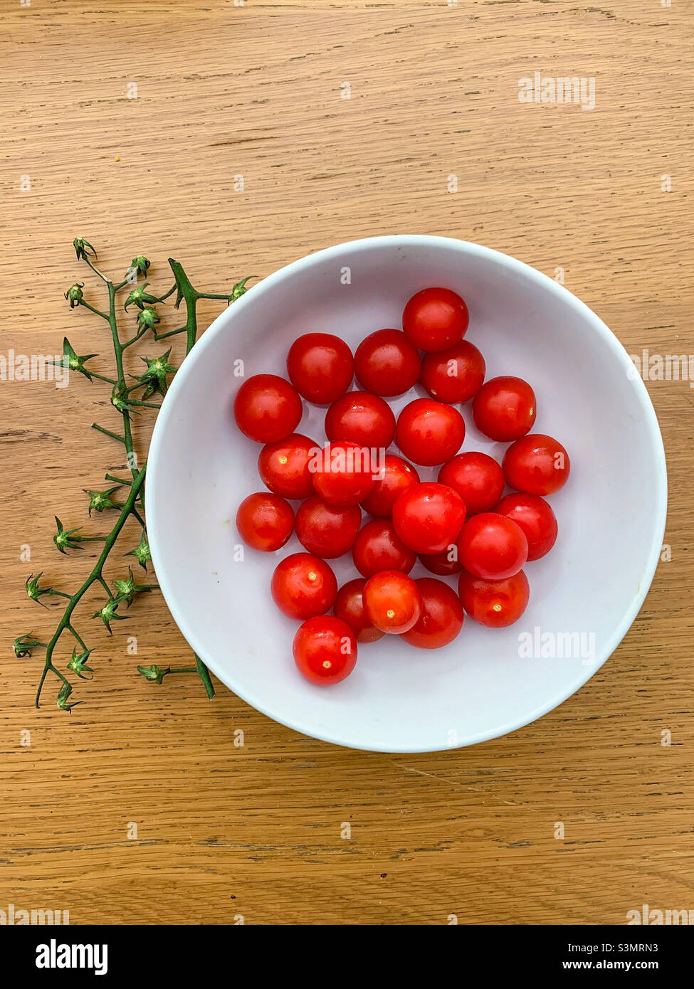 Tomatoes red cherry hi-res stock photography and images - Alamy