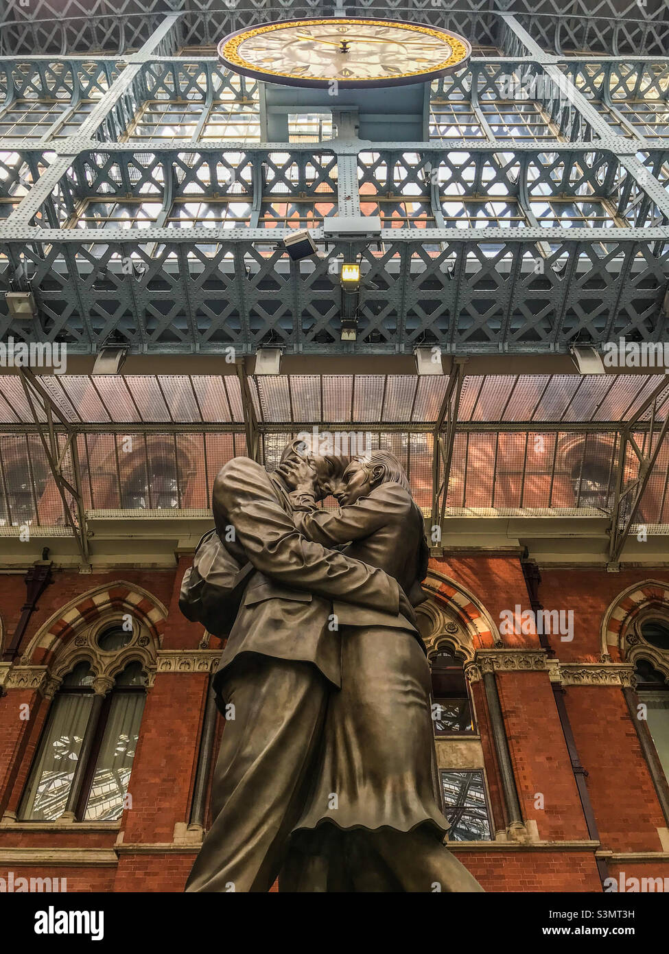 The lovers, St Pancras station, London Stock Photo - Alamy