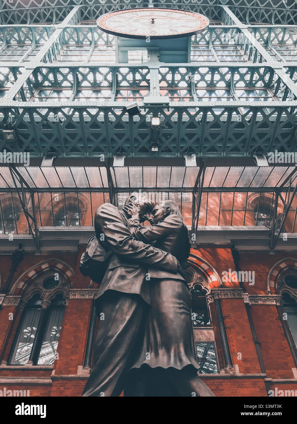The lovers, St Pancras station, London Stock Photo - Alamy