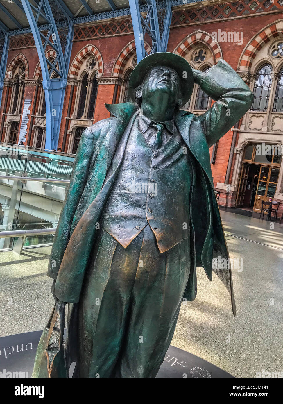 John Betjeman statue, St Pancras, London Stock Photo - Alamy