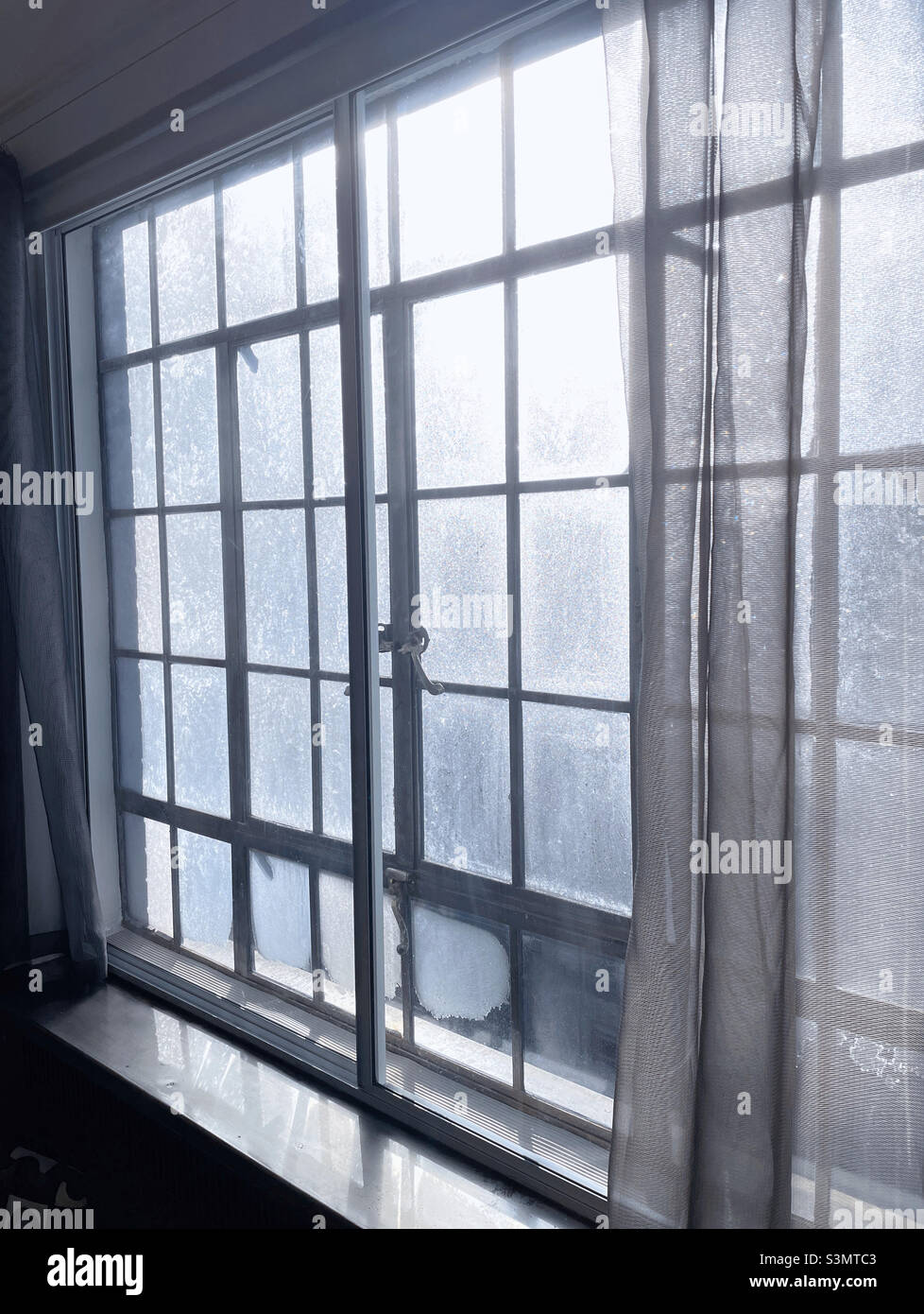 Glass windows cold weather hi-res stock photography and images - Alamy