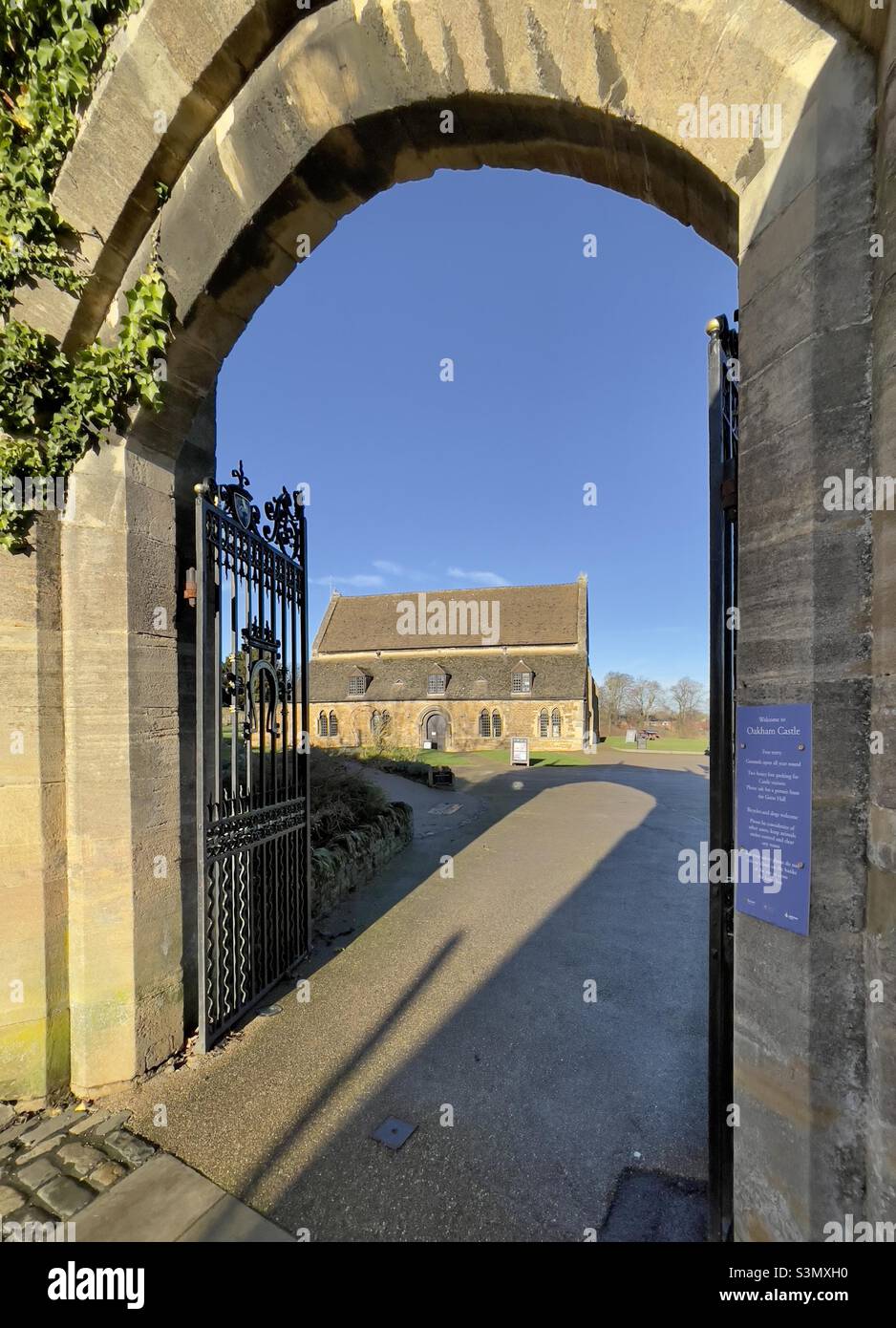 Oakham Castle seen through the access gateway Stock Photo - Alamy