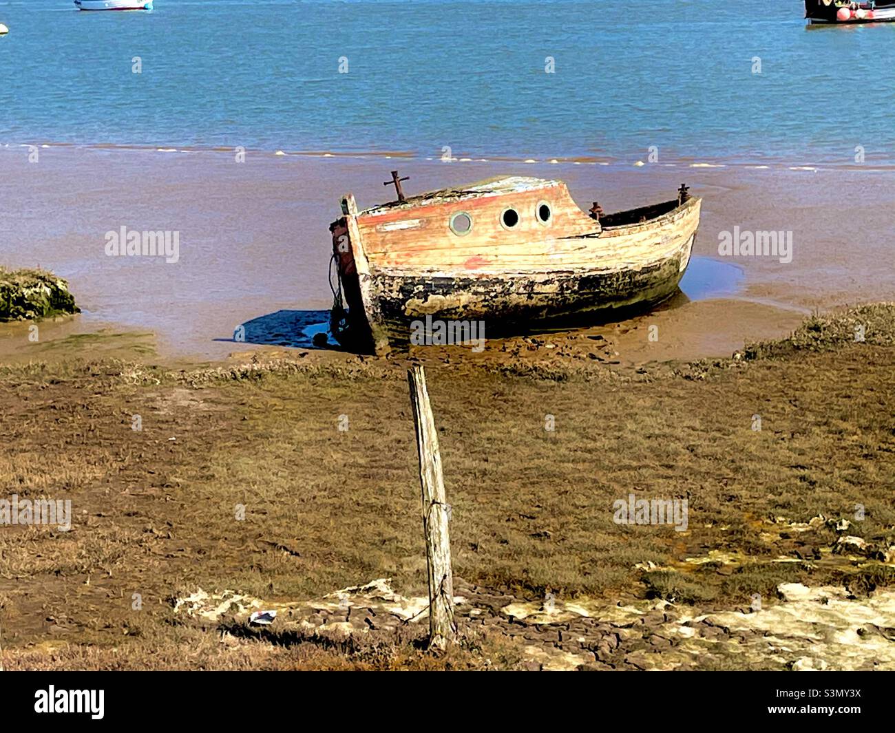 Shipwrecked boat hi-res stock photography and images - Alamy