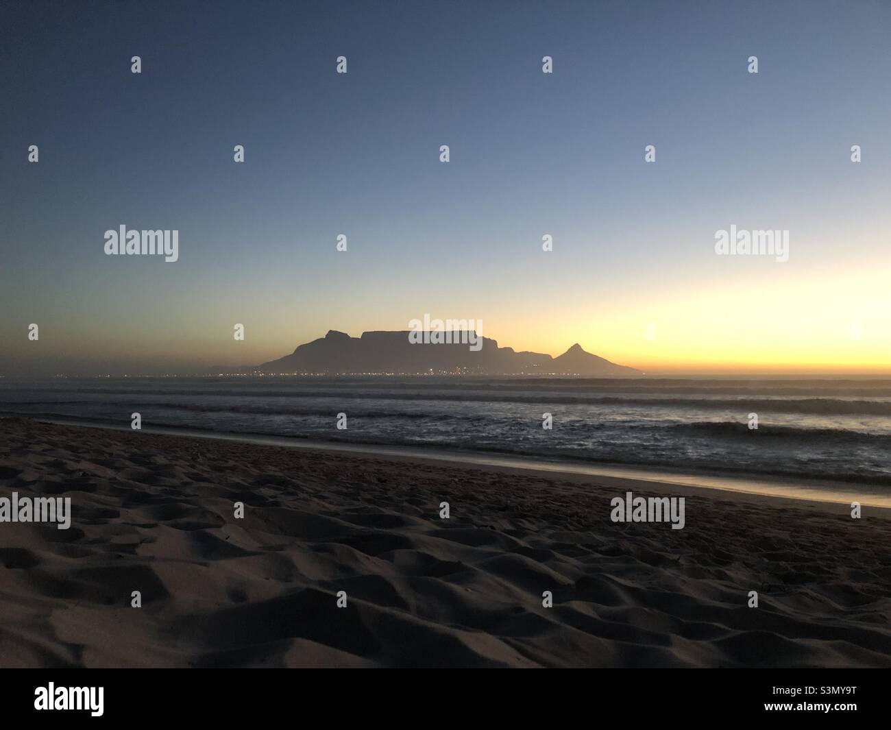 Sunset table mountain blouberg hi-res stock photography and images - Alamy