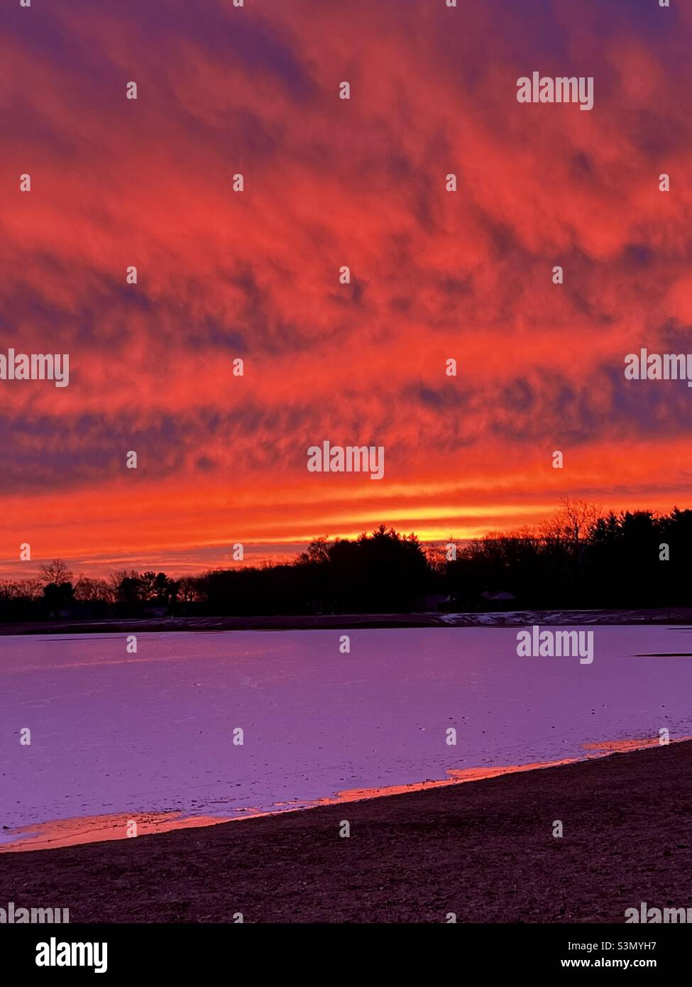 Winter pond sunrise hi-res stock photography and images - Alamy