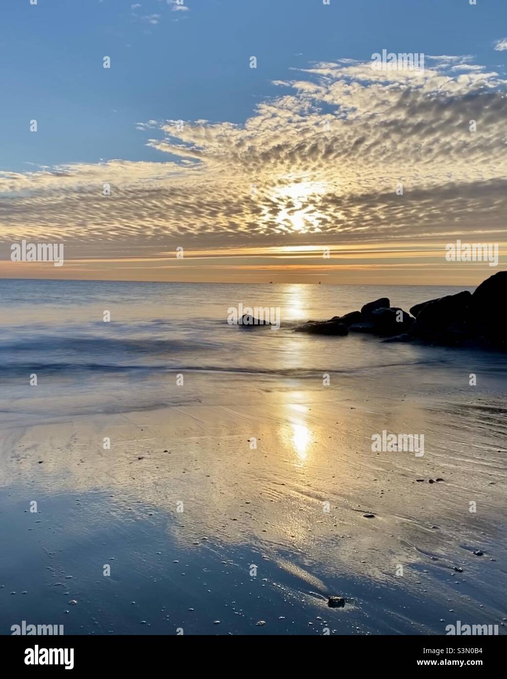 Sunrise over water hi-res stock photography and images - Alamy