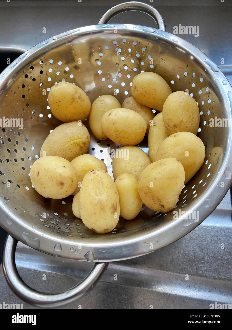 Boiled potatoes in colander Stock Photo - Alamy