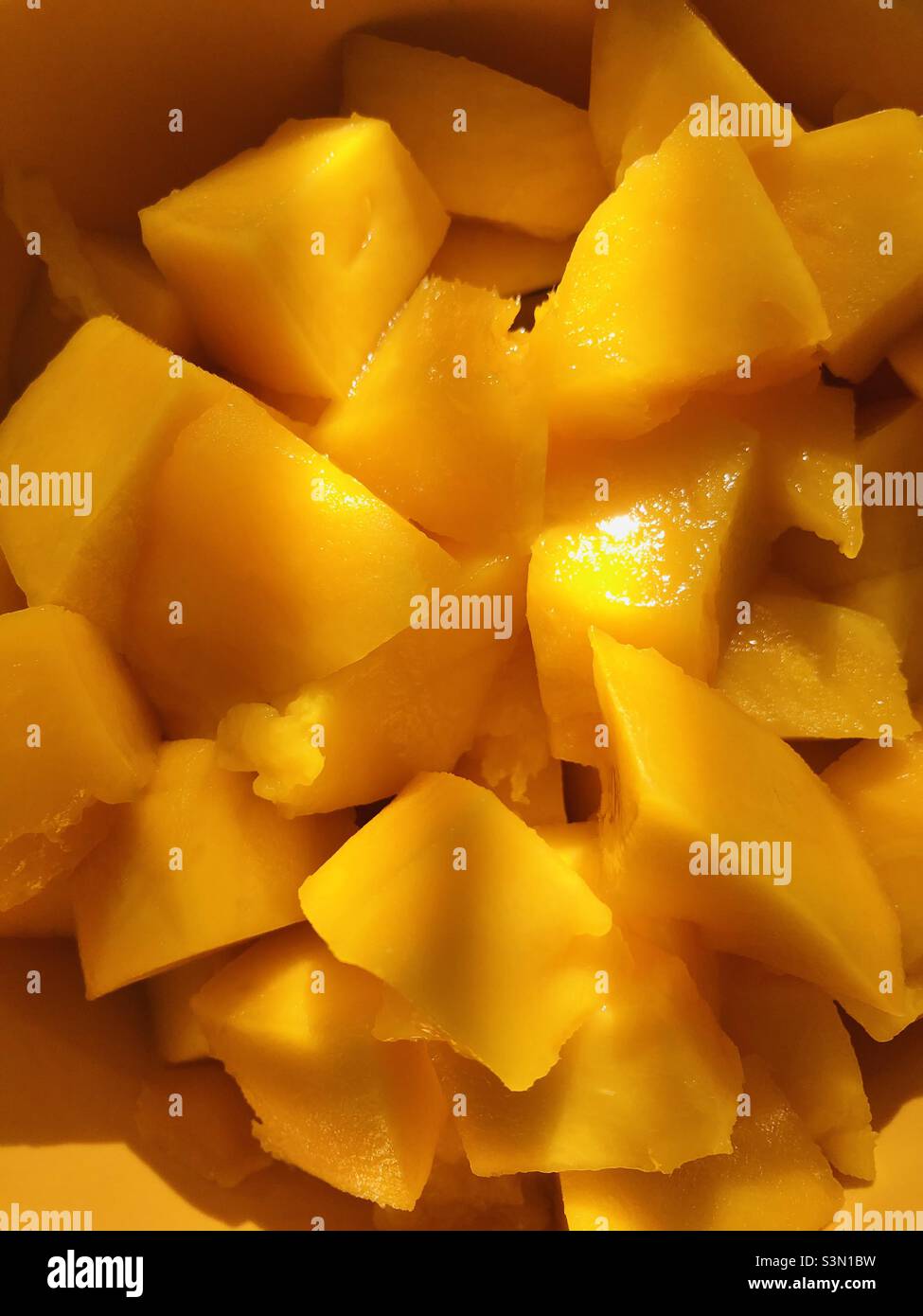 Mango slices hi-res stock photography and images - Alamy