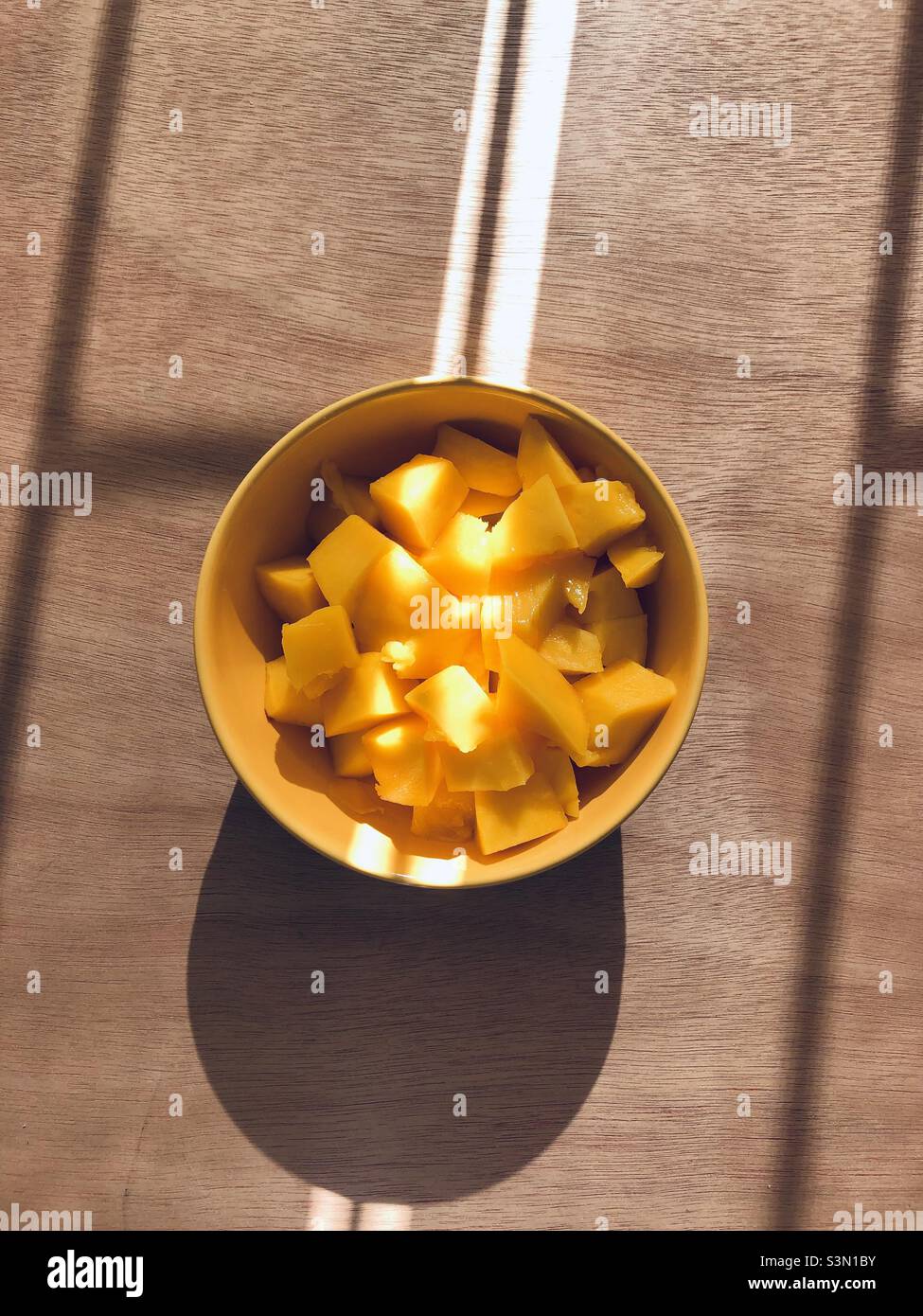 Slices of mango in a yellow bowl Stock Photo - Alamy