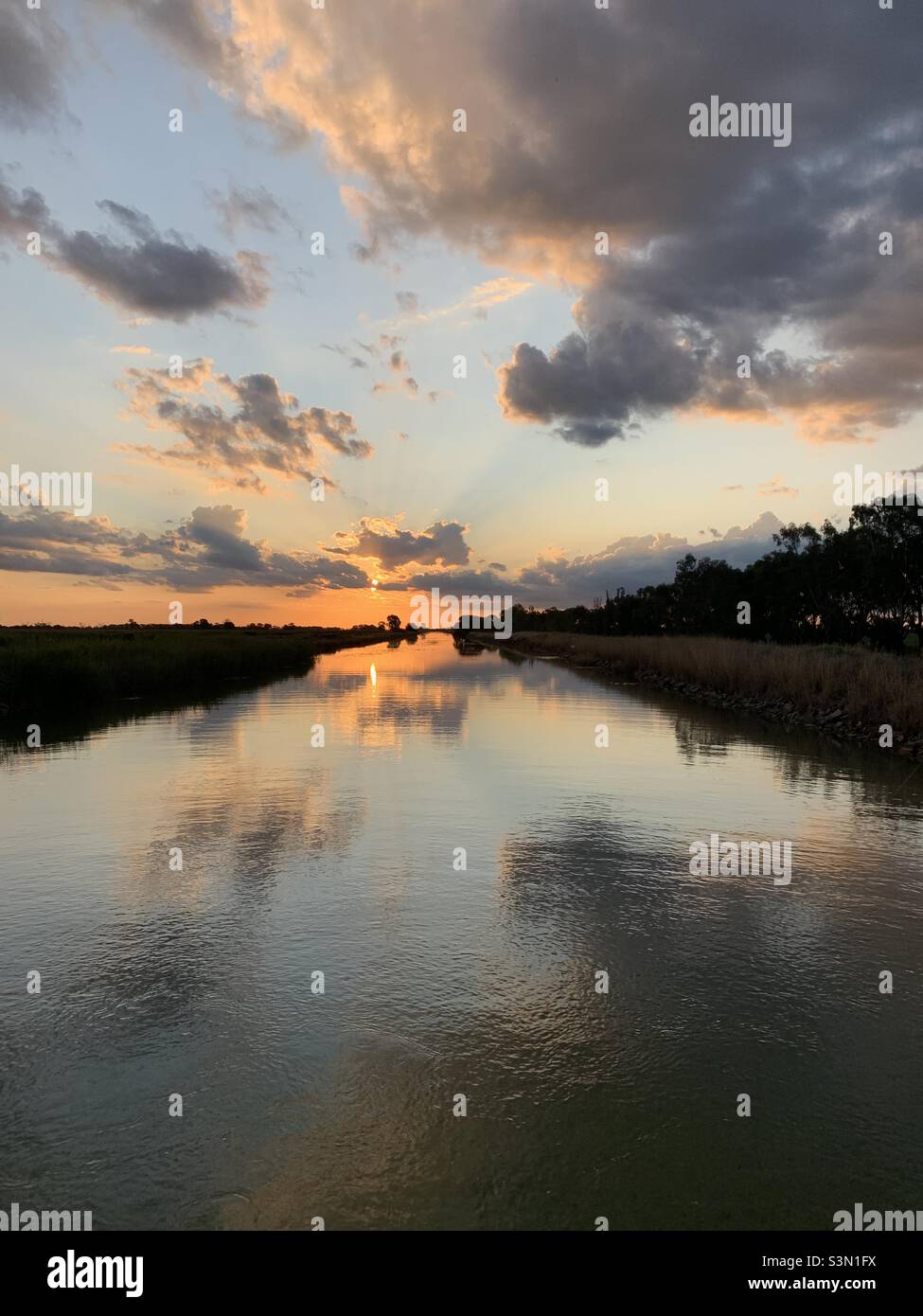 Sunset over water artwork hi-res stock photography and images - Alamy