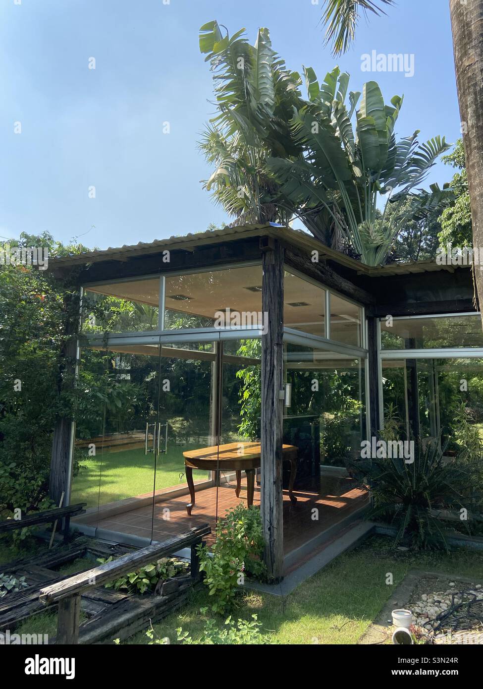 Glass house garden hi-res stock photography and images - Alamy