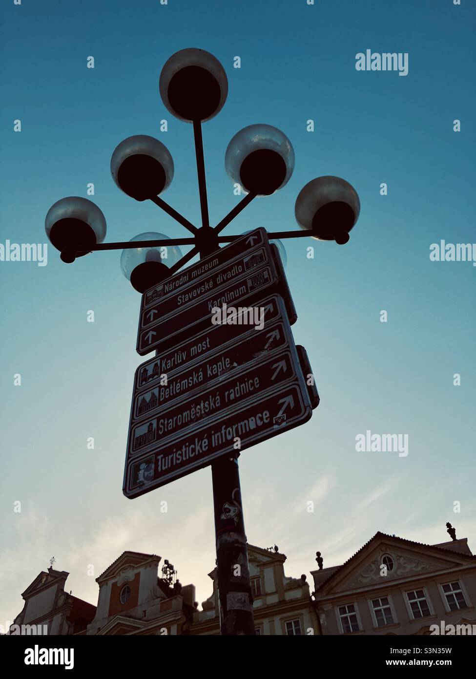 Lamp post signs hi-res stock photography and images - Alamy