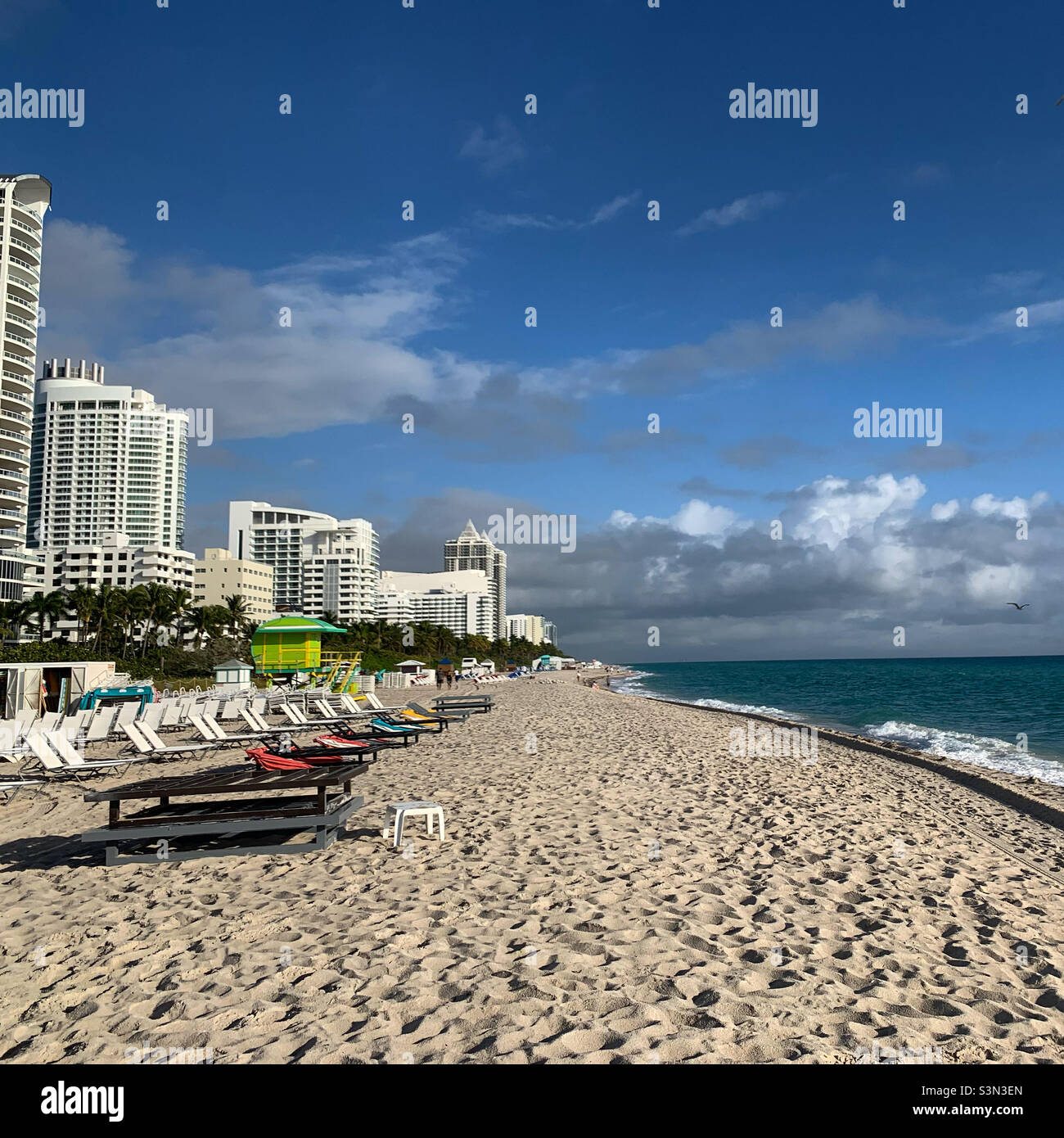 Mid beach hi-res stock photography and images - Alamy
