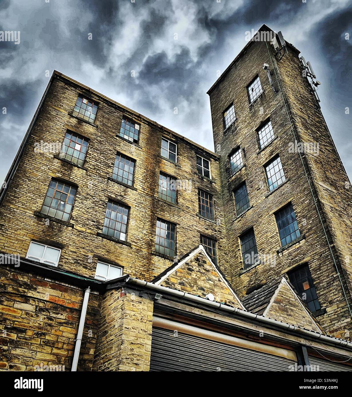 Abandoned cotton mill hi-res stock photography and images - Alamy