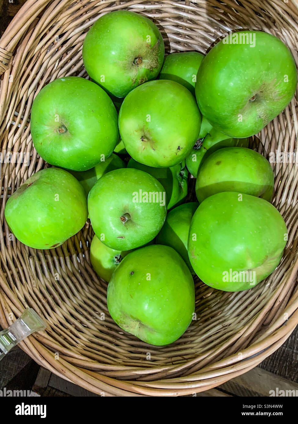 Granny smith apples hi-res stock photography and images - Alamy