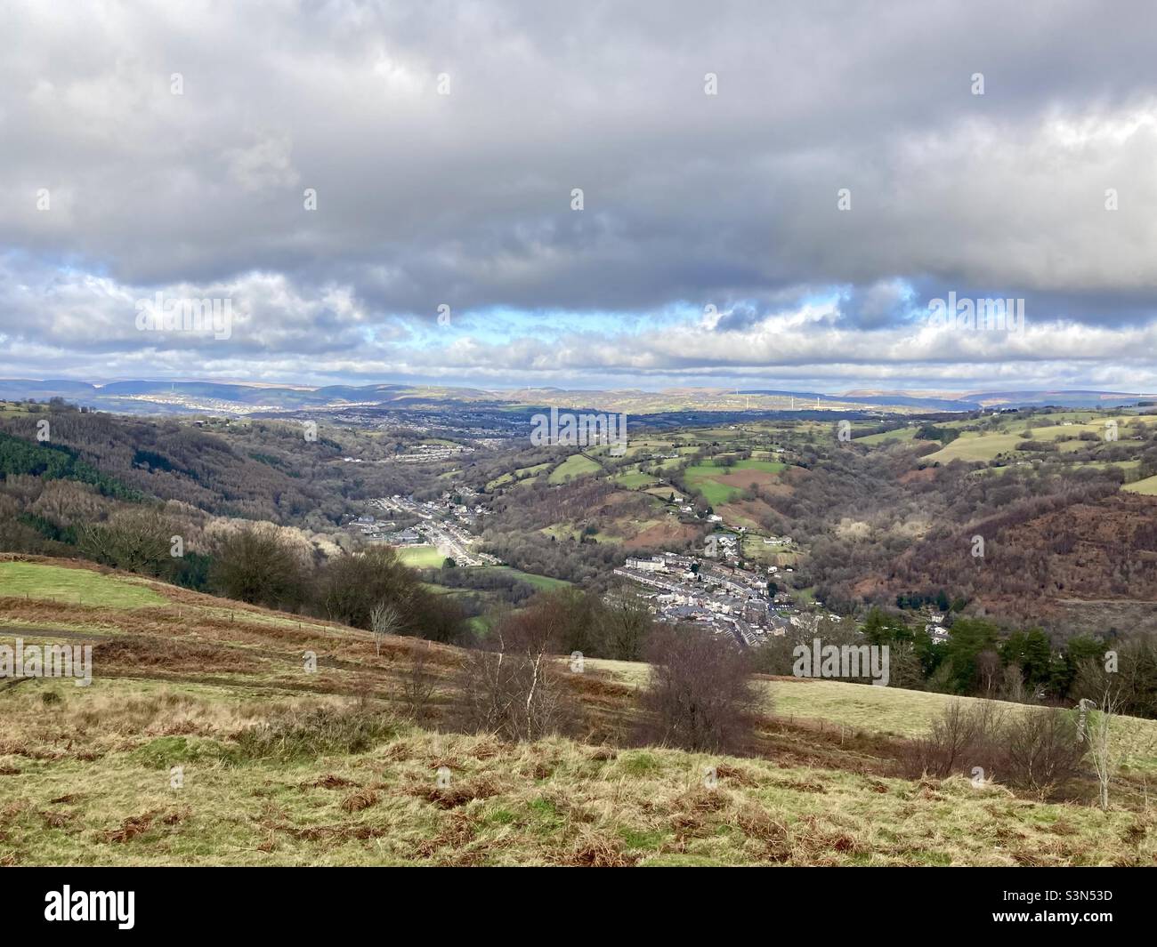 Looking into the Sirhowy Valley from Twyn yr Oerfel, Caerffili Stock ...