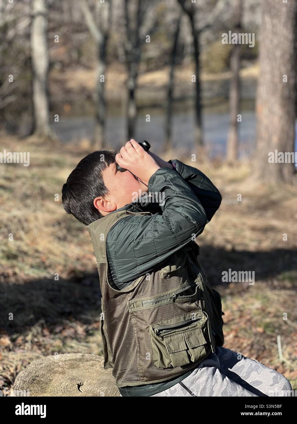 Kids bird watching hi-res stock photography and images - Alamy