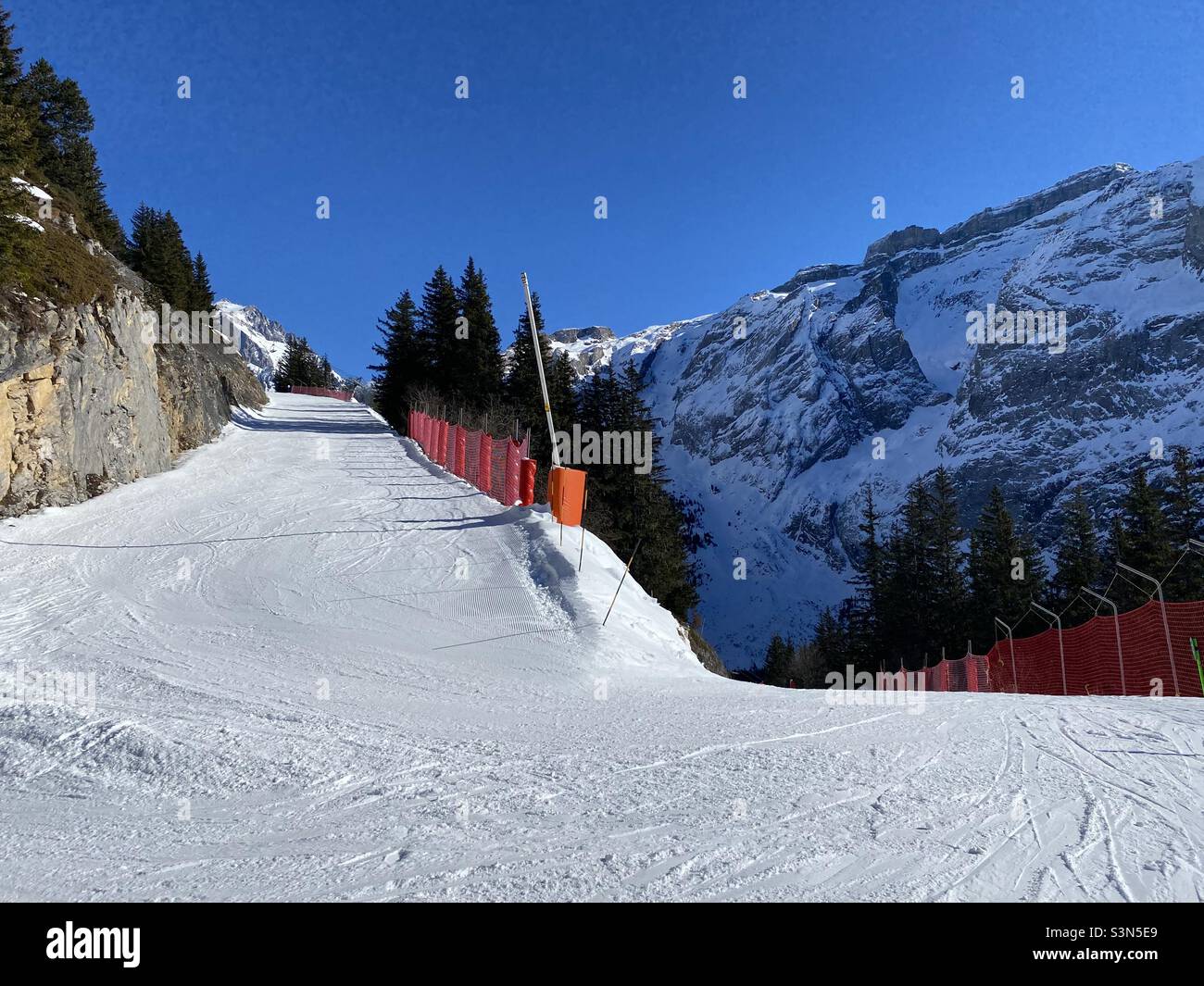 Empty ski slope hi-res stock photography and images - Alamy