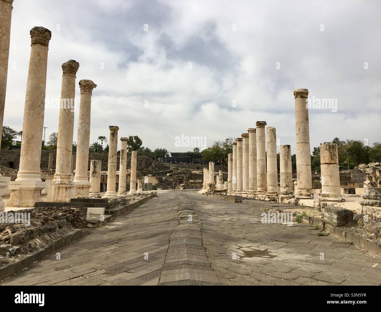 City pillars hi-res stock photography and images - Alamy