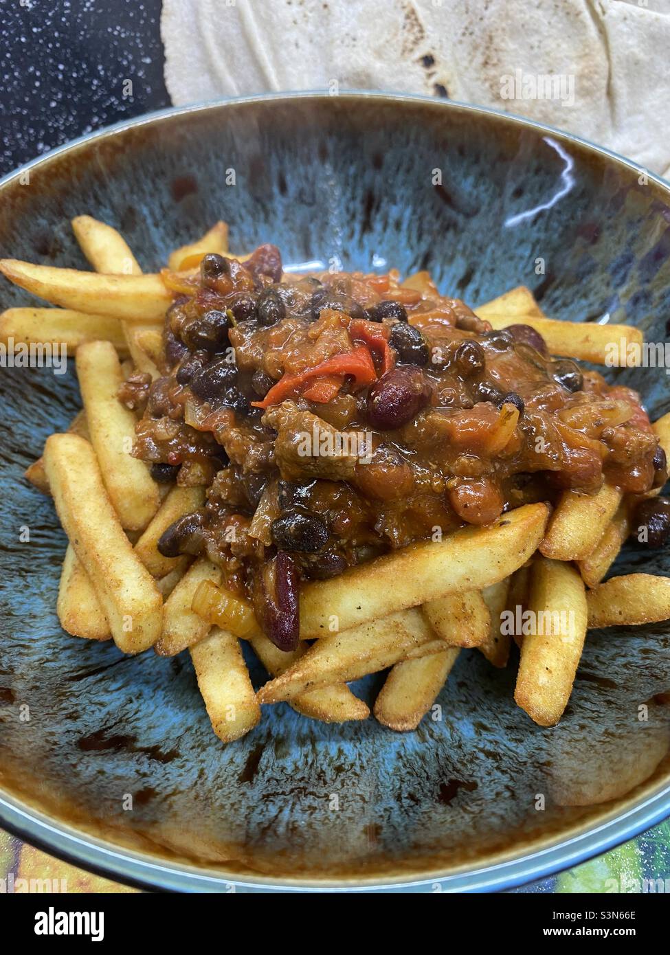 Chilli and Chips with Flat Bread Stock Photo - Alamy