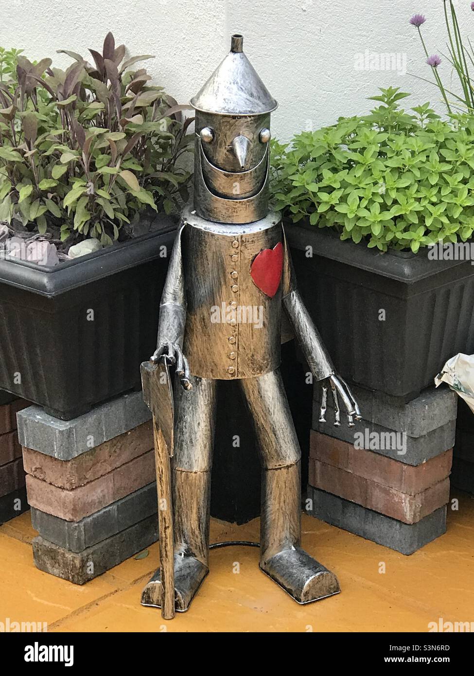 Tin man on the yellow brick garden road hi-res stock photography and ...